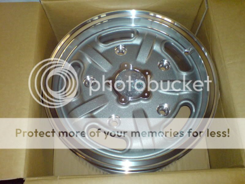 Close up photo of a Moon "Speedmaster" type wheel | Volkswagen Type 2 ...